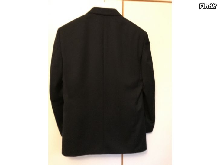 Myydään Miesten tumma puku ja valkoinen pukupaita